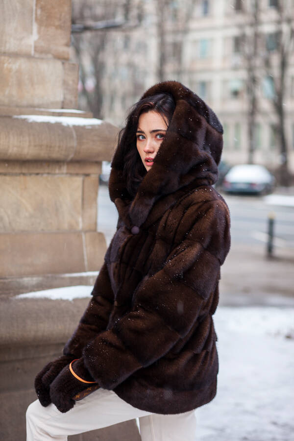 czarne norki, czarne futro z kapturem